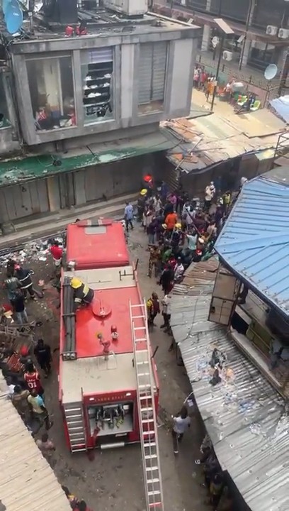 Fire Razes Mandilas Building in Lagos | Business Post Nigeria